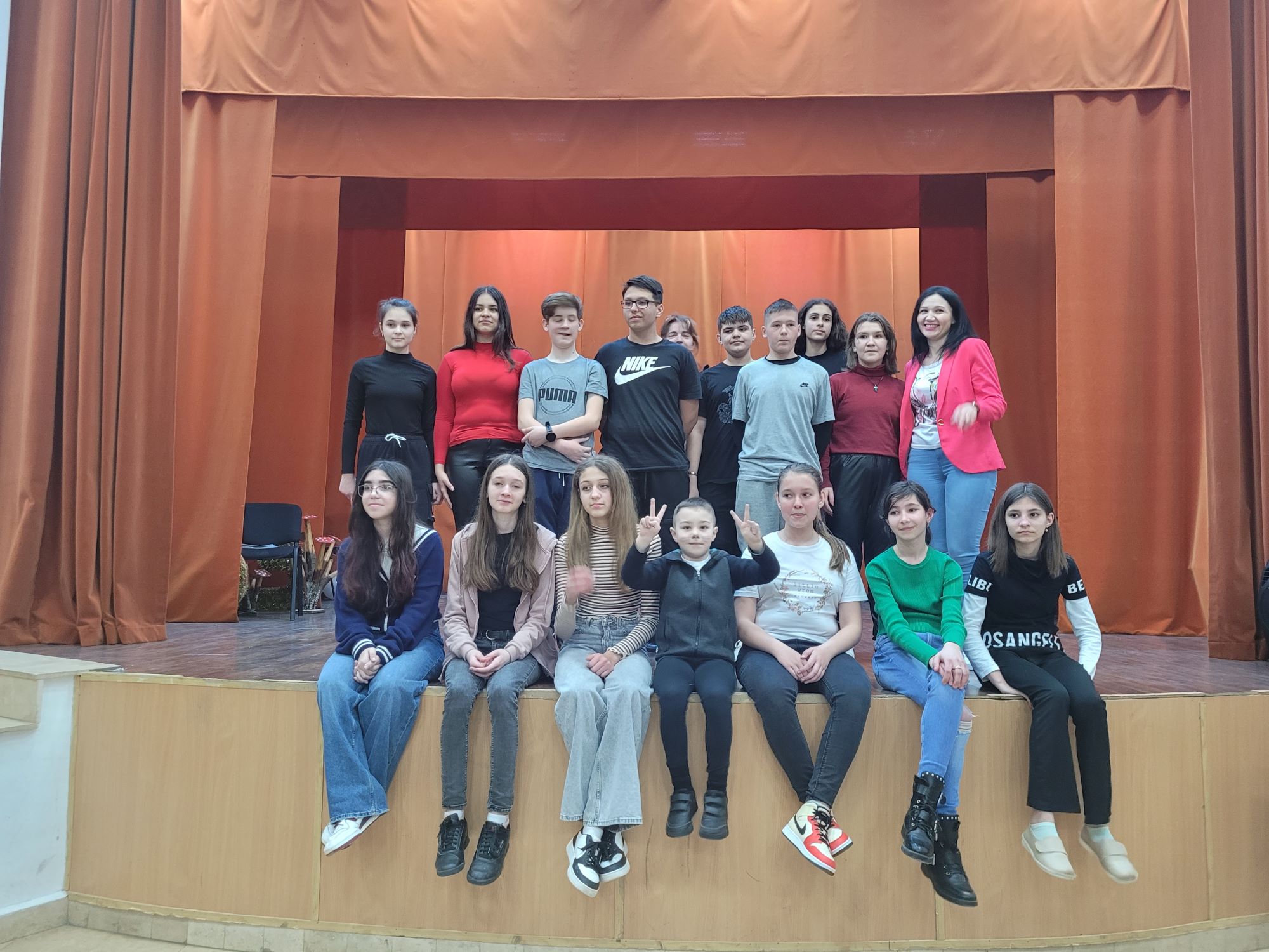 Din clasă, pe scenă - Asiiromani.eu